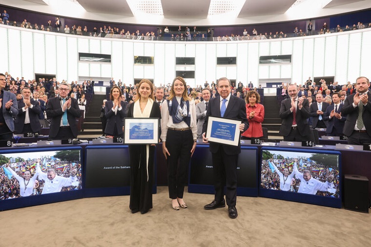 El Parlamento Europeo homenajea a Edmundo González Urrutia y María ...